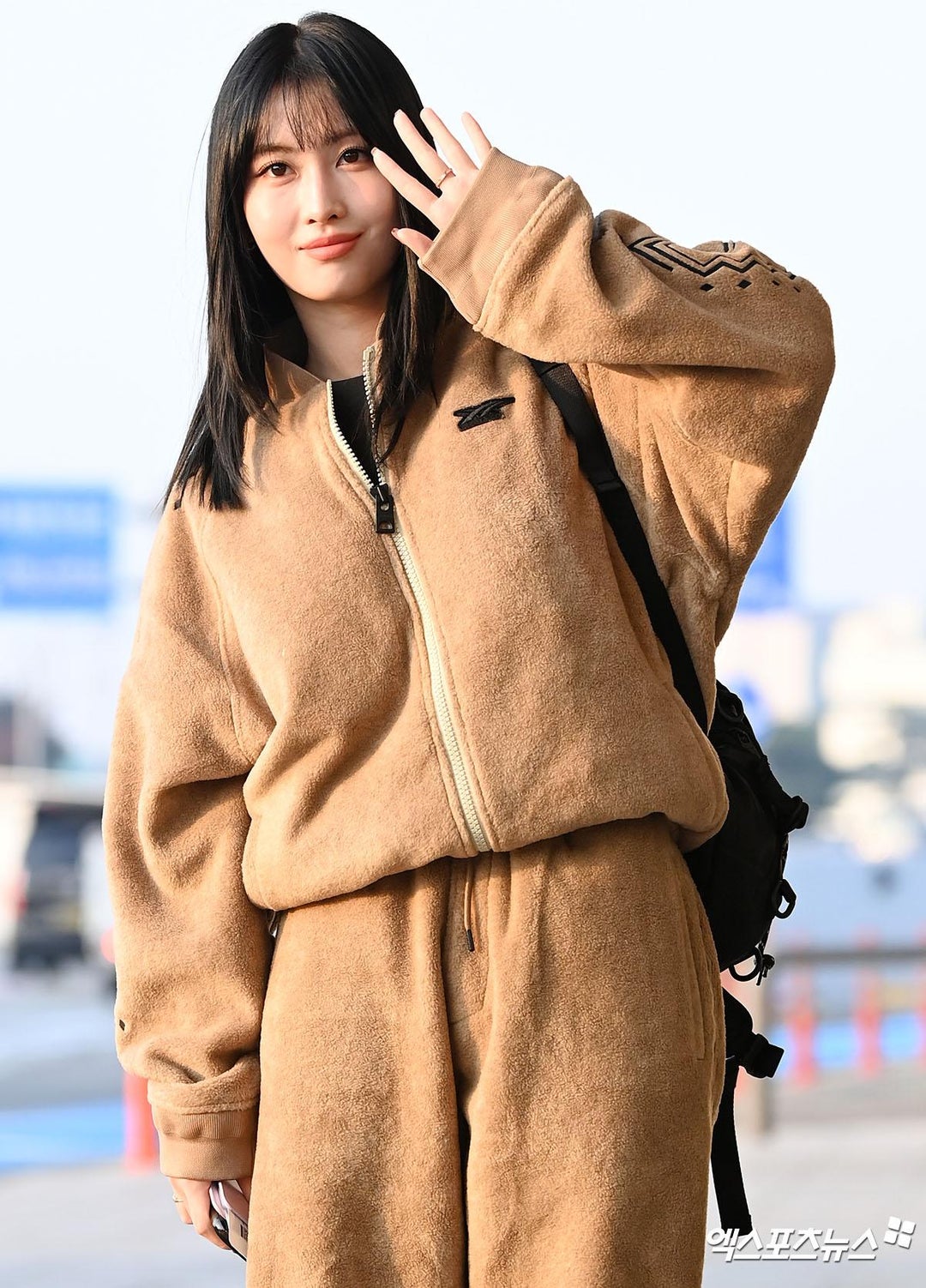 221027 xportsnews site updates - Momo headed to Japan for 'Onitsuka ...