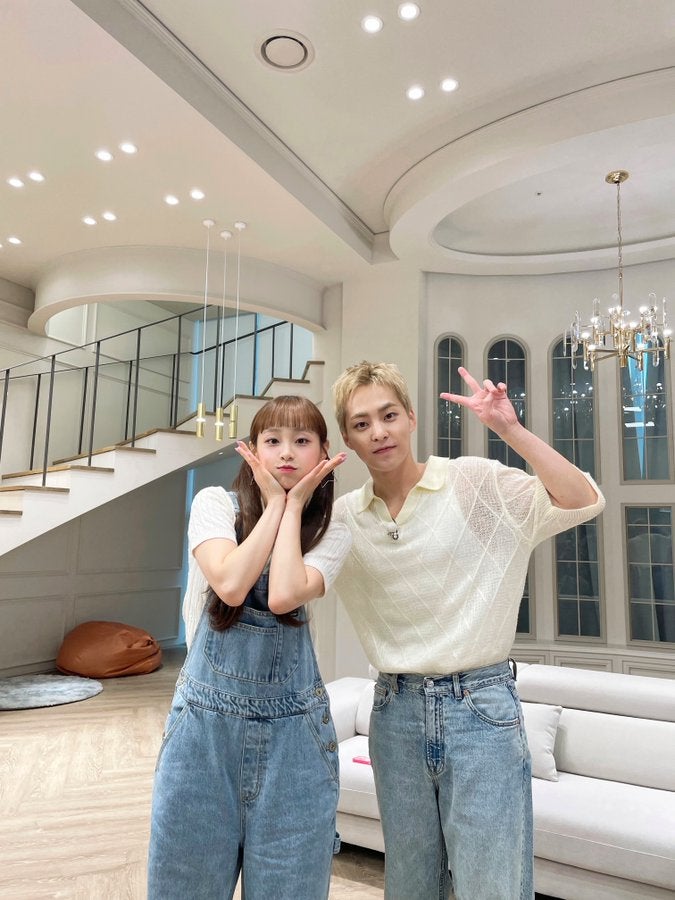 220930 EXO Twitter Update with Xiumin x Chuu: "🐧🐿 " - PTKOREA