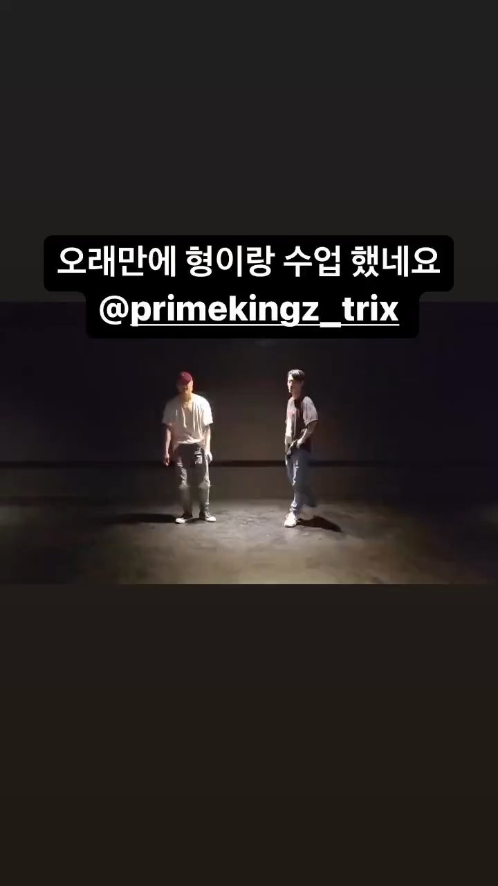 221029 Lay Instagram Story Update: "It's been a while since I've had a lesson with hyung ...