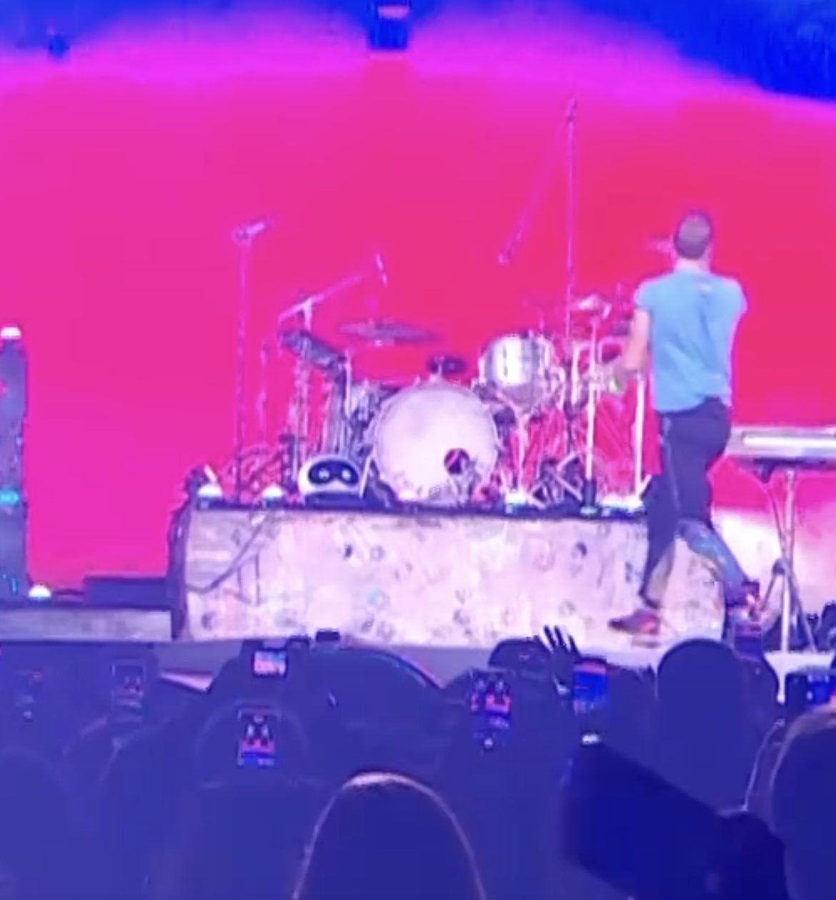 221210 Coldplay brought wootteo on stage with them at the Capital ...