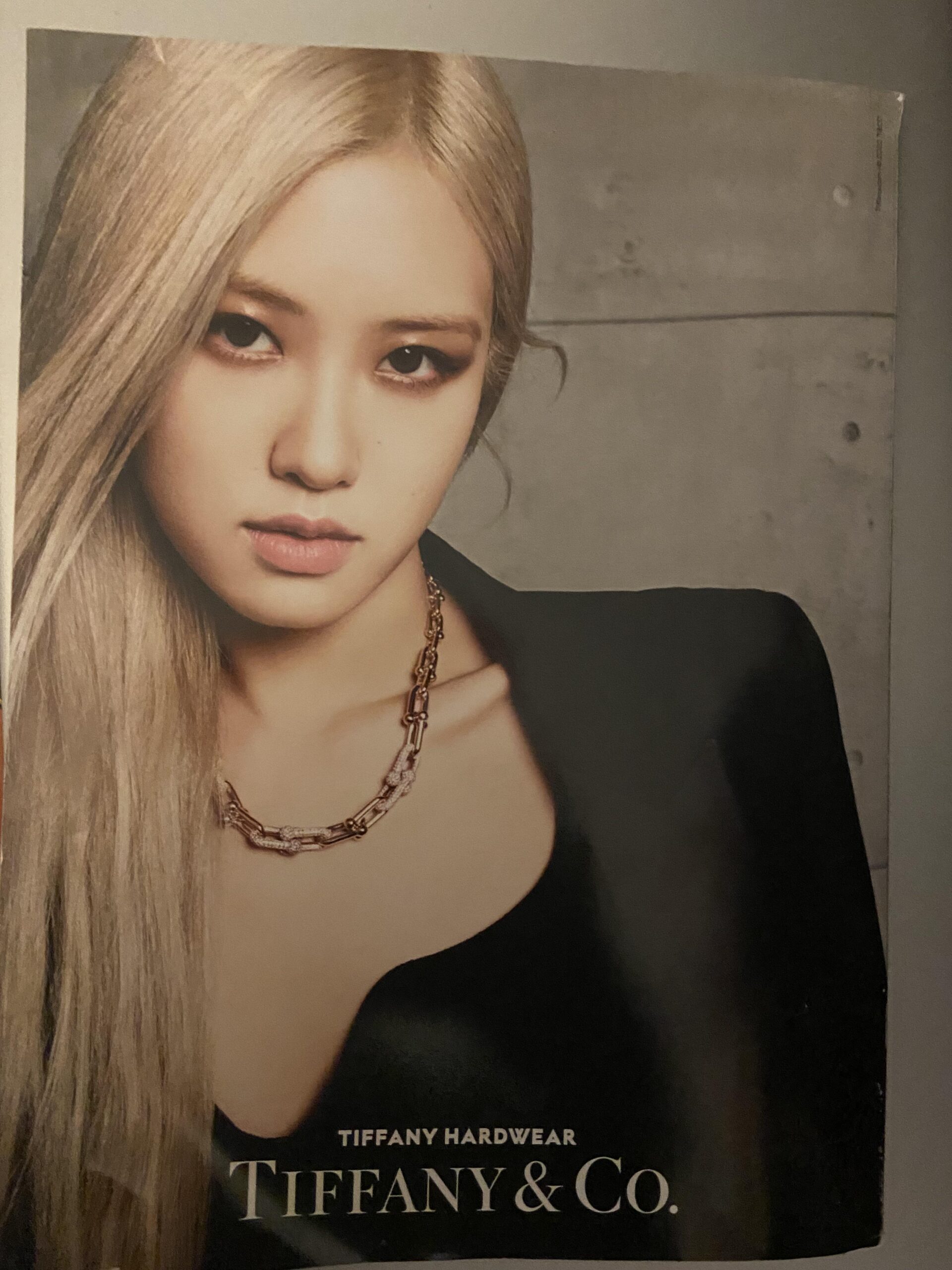 230112 My friend gave me this magazine and the back cover was rosé ...