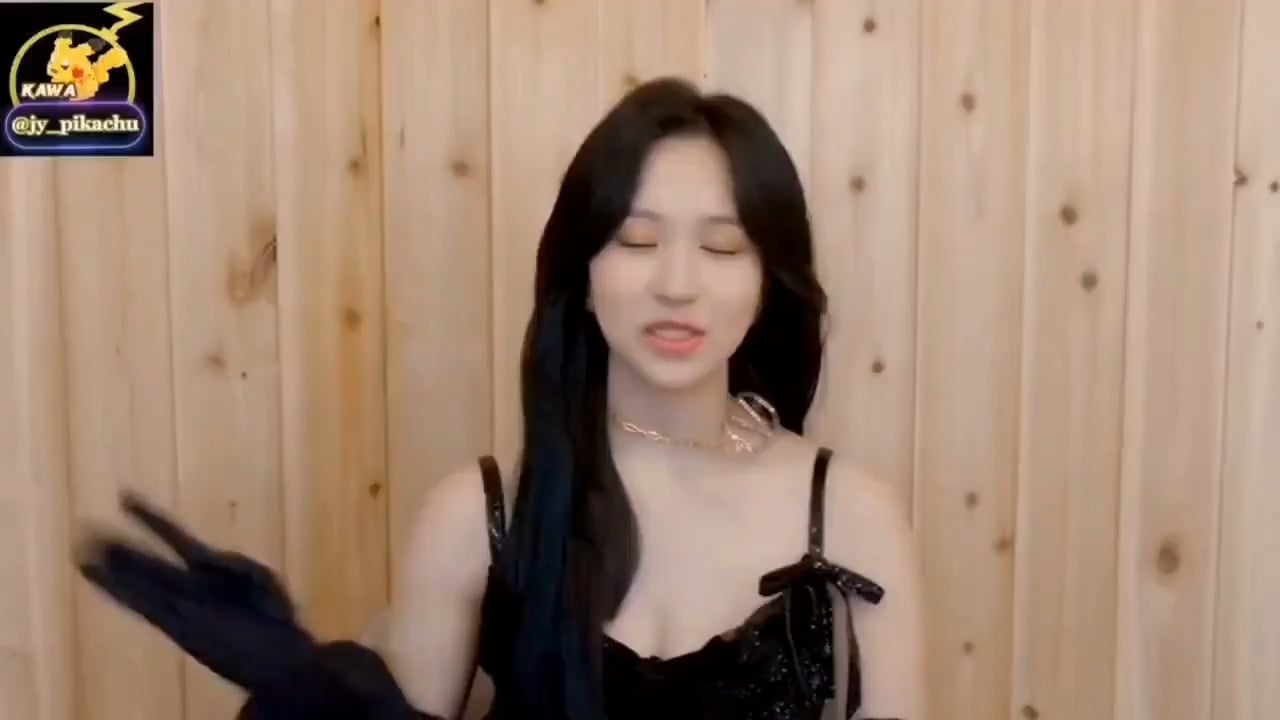 Mina - She woke up from a nap and calling "momoring" - So adorable~ - PTKOREA