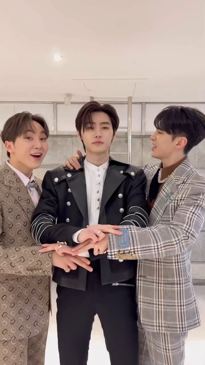 230219 SEVENTEEN TikTok Update - SEVENTEEN Hoshi and Seungkwan (with Sunghoon) - Fighting (Dance ...