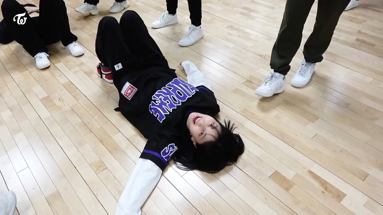 230327 - Jihyo's laying your back on the floor exercise - PTKOREA