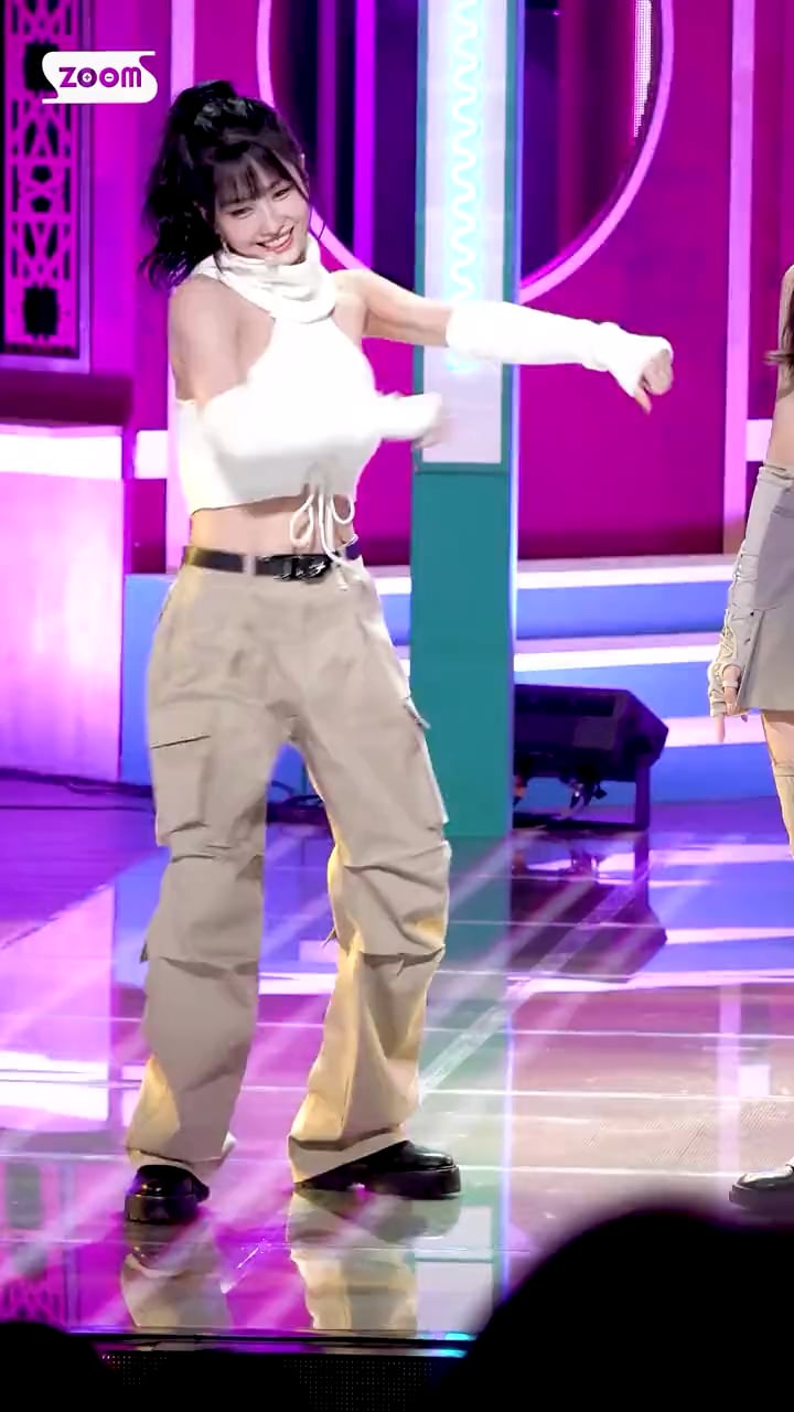 230320 - Momo dancing to Kai’s Rover again during Inkigayo’s pre ...