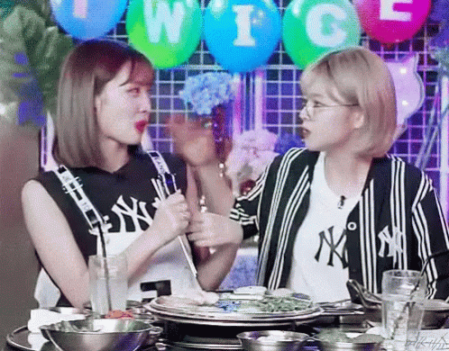 LOL Momo doesn't brush her teeth much...? - PTKOREA