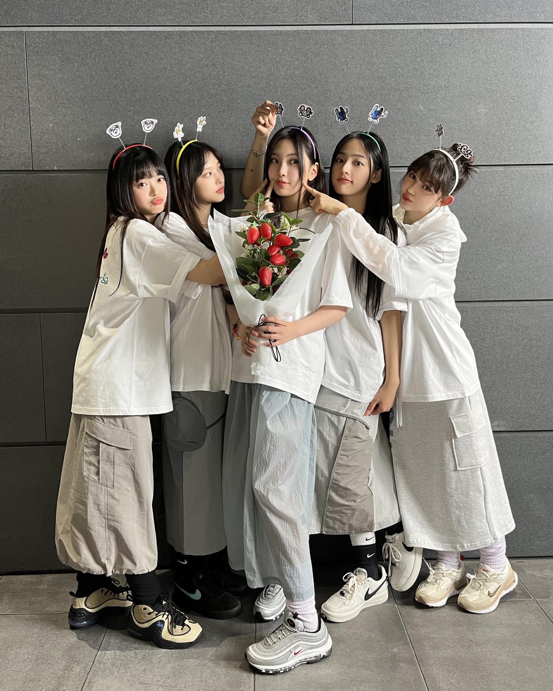 230428 NewJeans Phoning (Group Photo Update w/ Hanni, Haerin, Hyein, Minji & Danielle) - PTKOREA