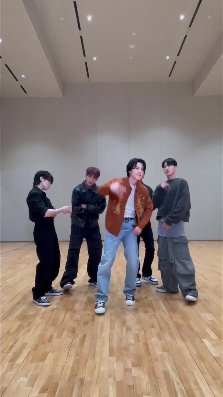 230425 SUGA on TikTok: ‘Haegeum’ Dance Challenge with SEVENTEEN Woozi ...