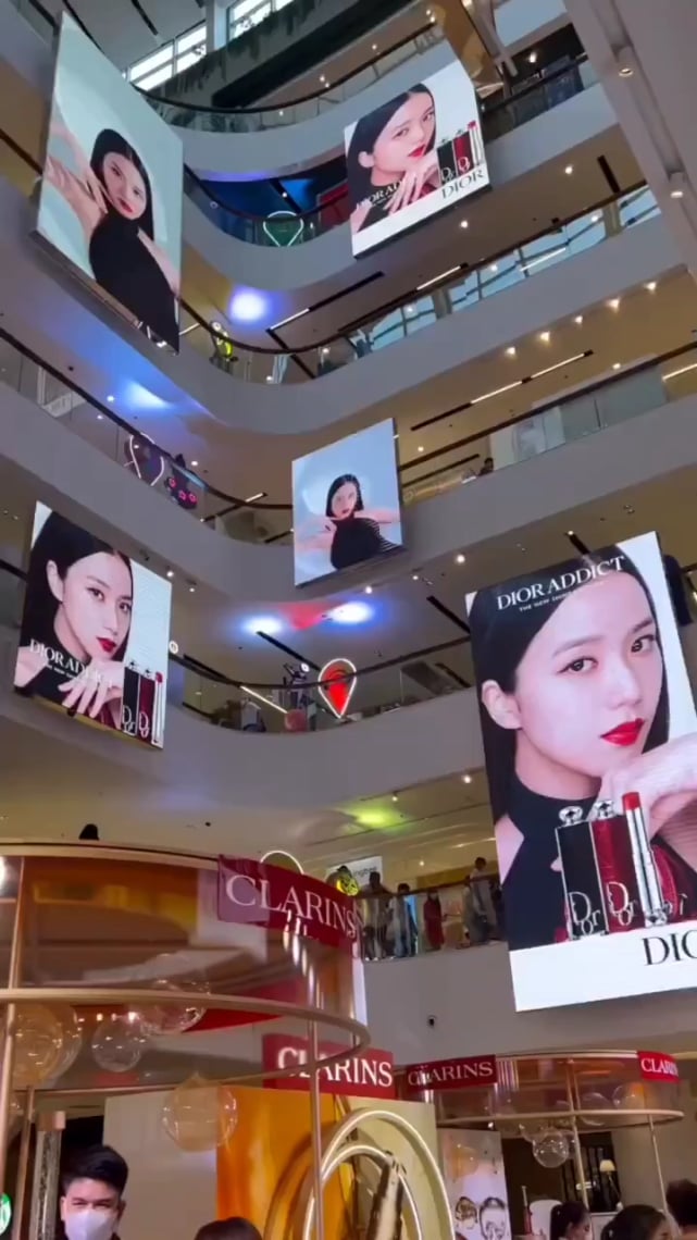 Jisoo's Dior Addict campaign AD was seen at Central World in Bangkok ...