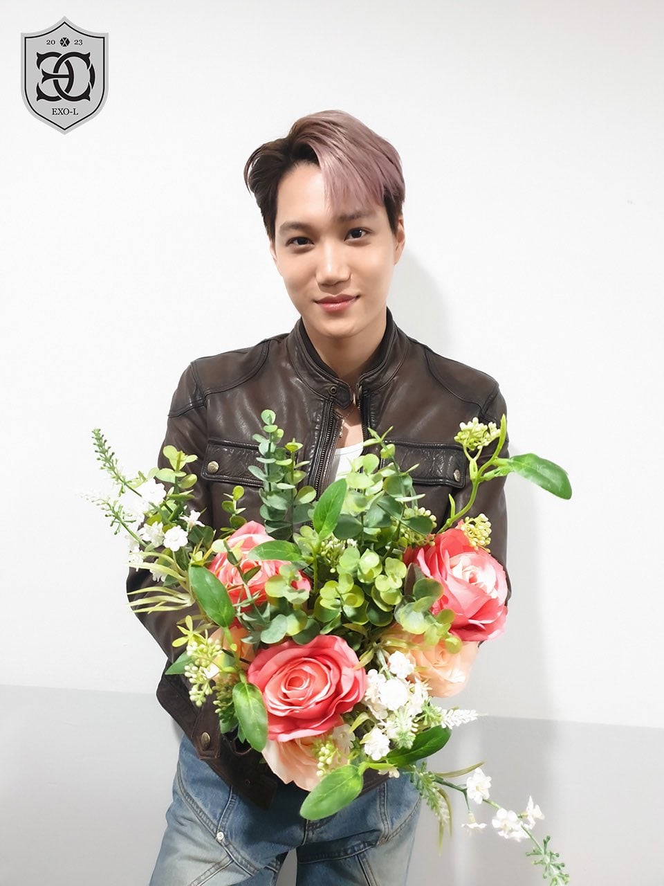230514 EXO-L♠️ Club Update with Kai: "Roses prepared by KAI 💐 for EXO-L in celebration of Rose ...