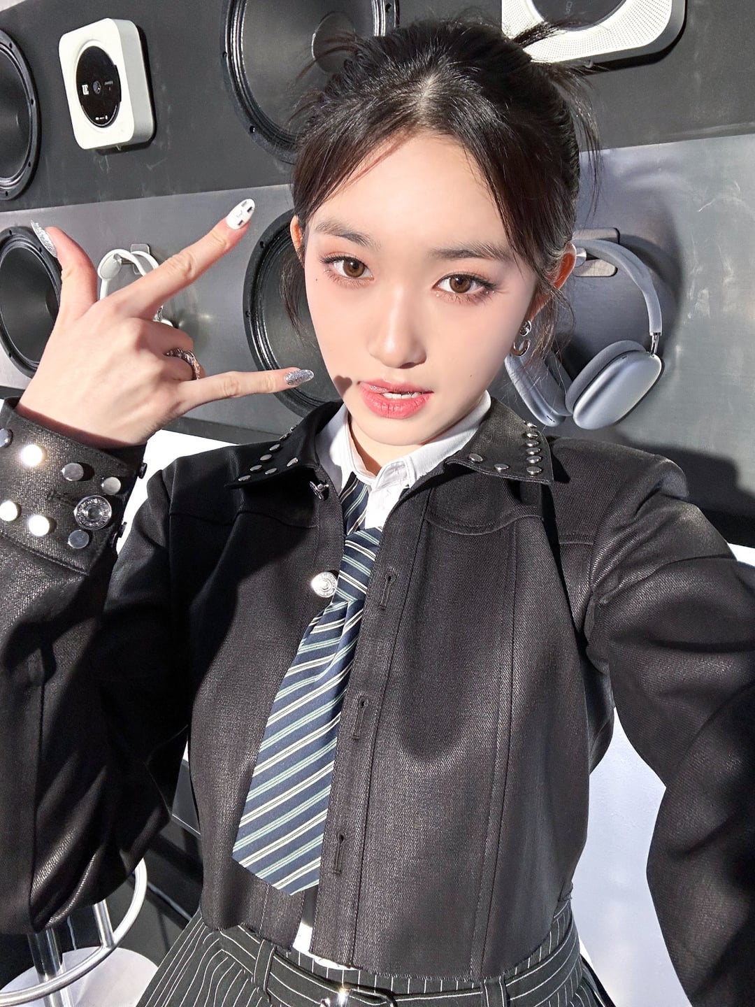 230602 IVE Official Japan Twitter Update with Leeseo - PTKOREA