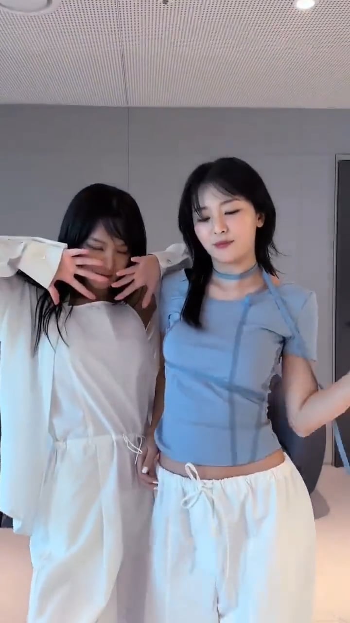 230826 Seulgi TikTok Update with Girls' Generation (SNSD) Hyoyeon (HYO ...