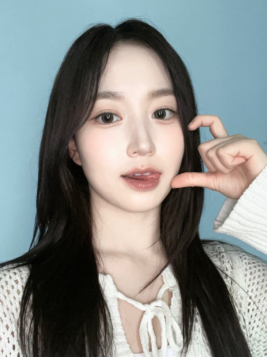 230824 NMIXX Twitter Update with Haewon - JTBC Hanvely (Han Moon-chul's ...