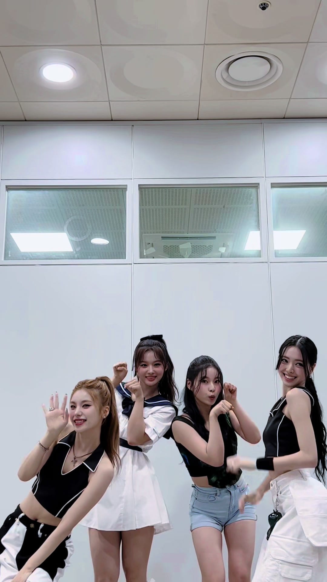 ITZY Yeji & Yuna (with NMIXX Sullyoon & Kyujin) - CAKE (Dance Challenge) (230812) - PTKOREA