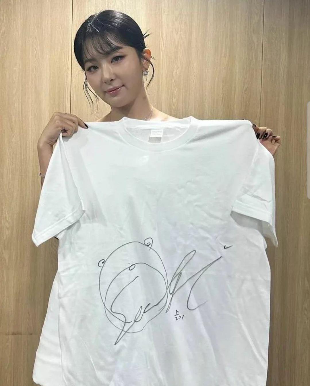 Seulgi & her autograph so cute - PTKOREA