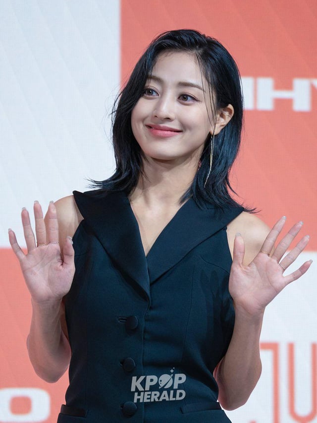 230818 kpop_herald Twitter Update - [Showcase] @JYPETWICE's Jihyo is ...
