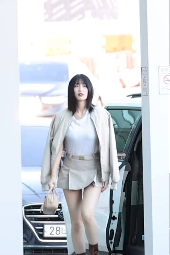 Momo's pout while she's walking to the airport - PTKOREA
