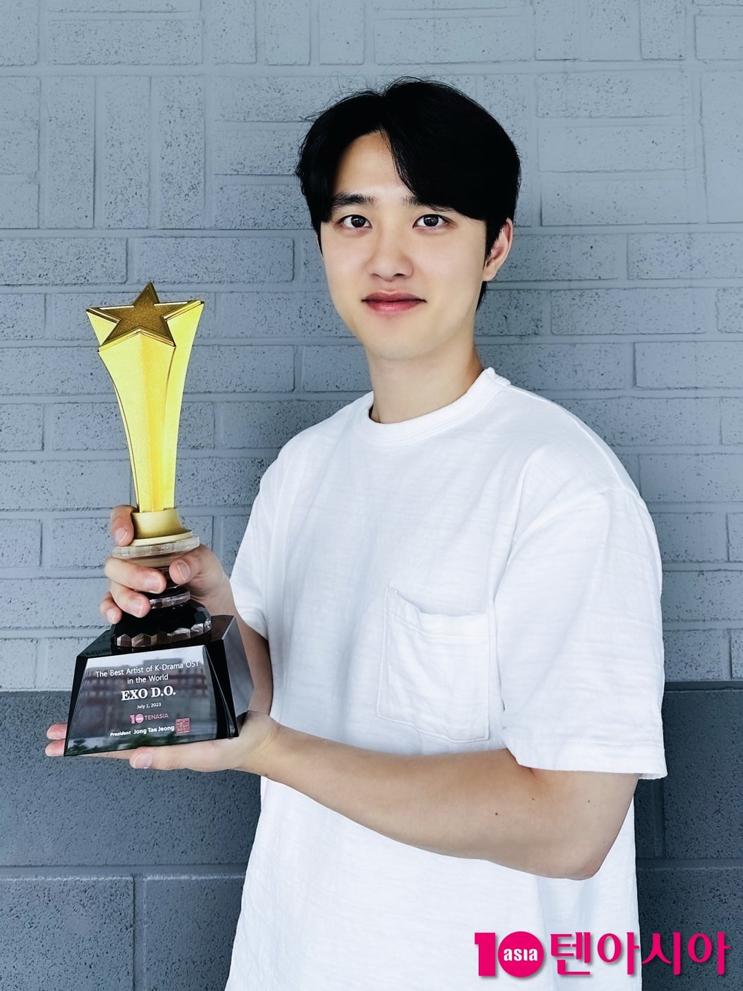 230906 D.O & SUHO with their TTA Awards for Best K-Drama OST Artists category. D.O won TTA OST ...