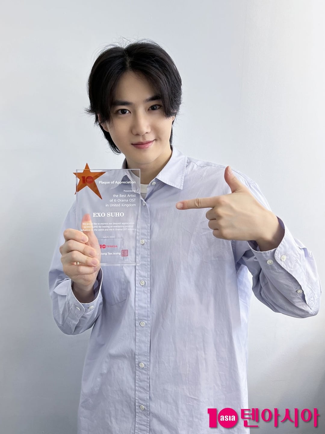 230906 D.O & SUHO with their TTA Awards for Best K-Drama OST Artists category. D.O won TTA OST ...