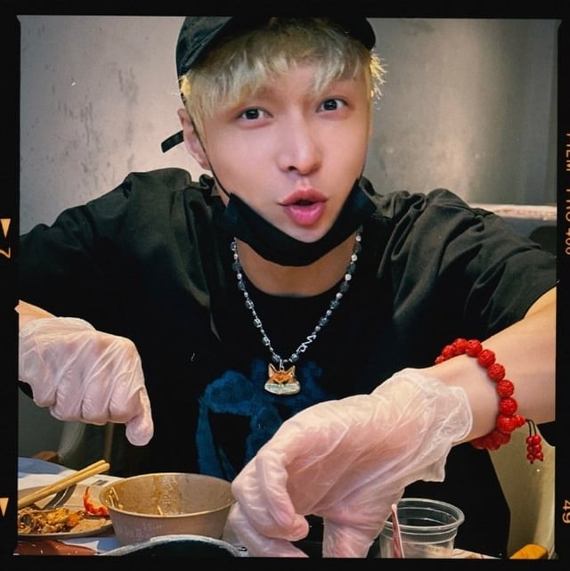 231012 Lay Studio Weibo Update: "@layzhang 's plog for his night walk ...