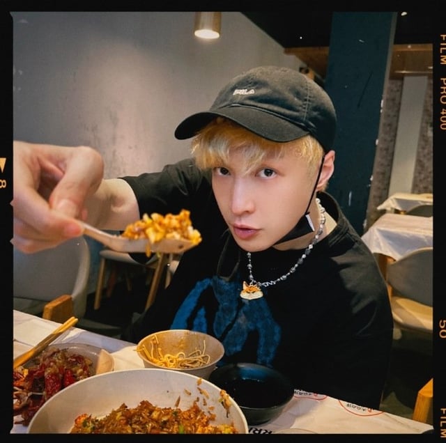 231012 Lay Studio Weibo Update: "@layzhang 's plog for his night walk ...