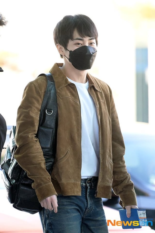 231110 Xiumin - ICN Airport heading to Malaysia for 9Wave Music ...