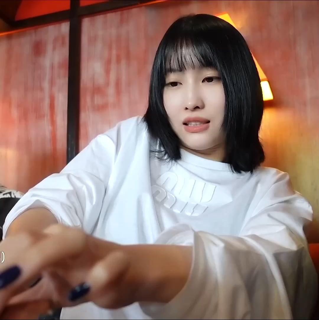 Momo fighting against a dead crab (the dead crab won) - PTKOREA