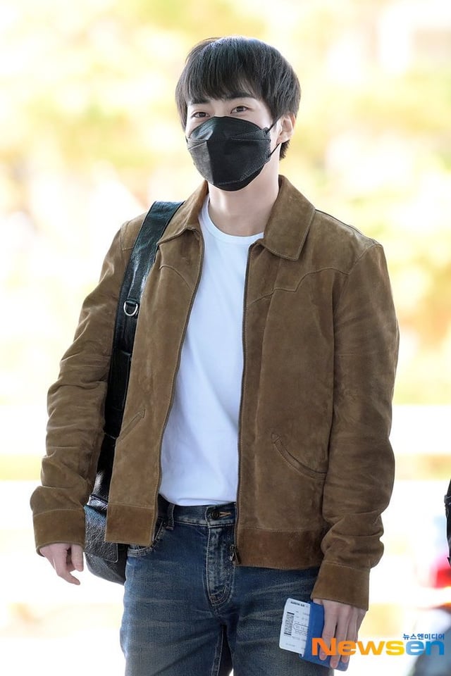 231110 Xiumin - ICN Airport heading to Malaysia for 9Wave Music ...