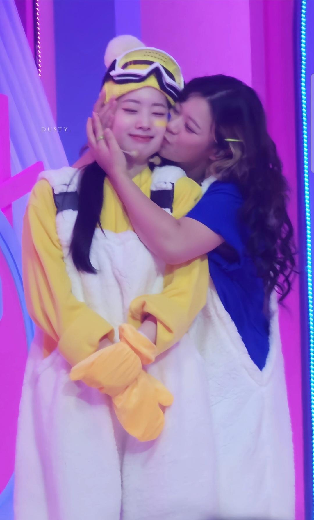 Dahyun getting a kiss from Jeongyeon - PTKOREA