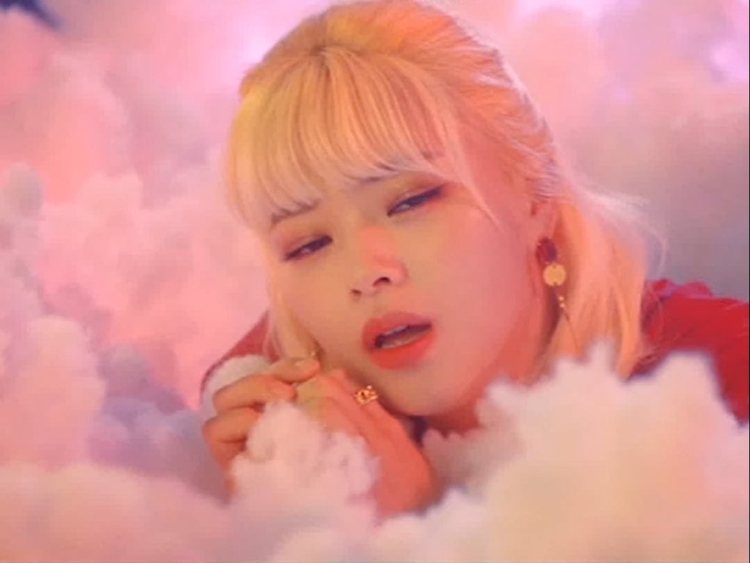 Doughnut Jeongyeon showing us what heaven looks like - PTKOREA