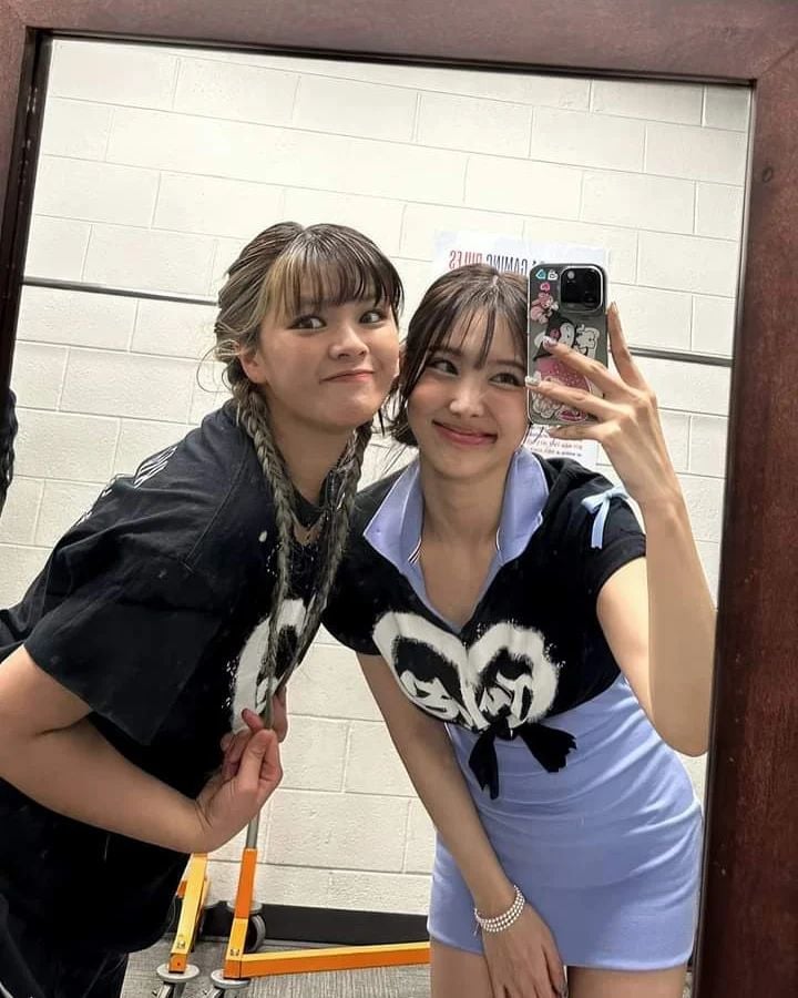 Nayeon selca with Jeongyeon - PTKOREA
