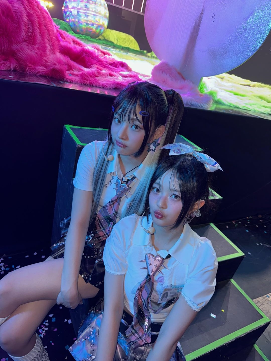 240103 NewJeans Phoning Photo Update with Minji & Hanni - PTKOREA