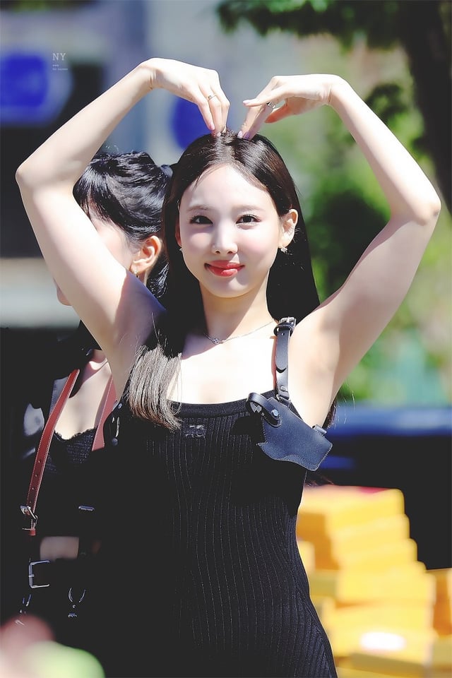 This fit of nayeon 🖤 - PTKOREA