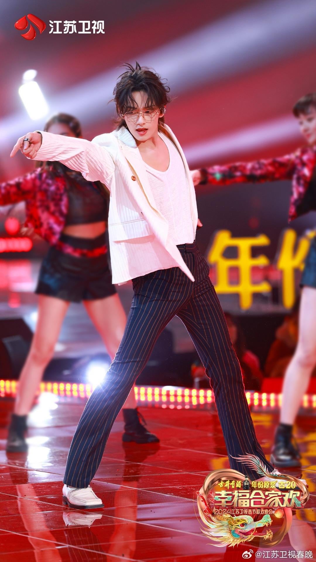 240210 Jiangsu Satellite TV Spring Festival Gala Weibo Update with Jun ...