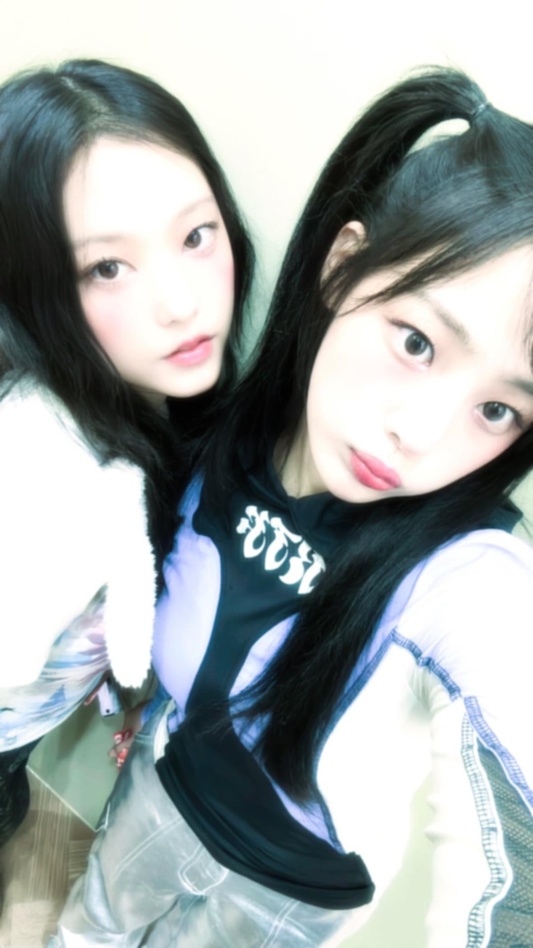 240515 Minji Phoning Chat Photo Update with Haerin - PTKOREA