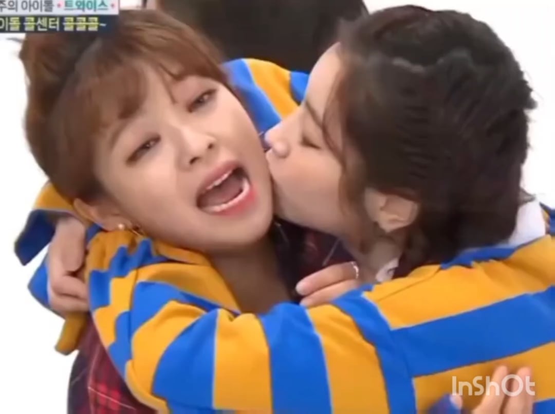 Giving Jeongyeon a kiss - PTKOREA