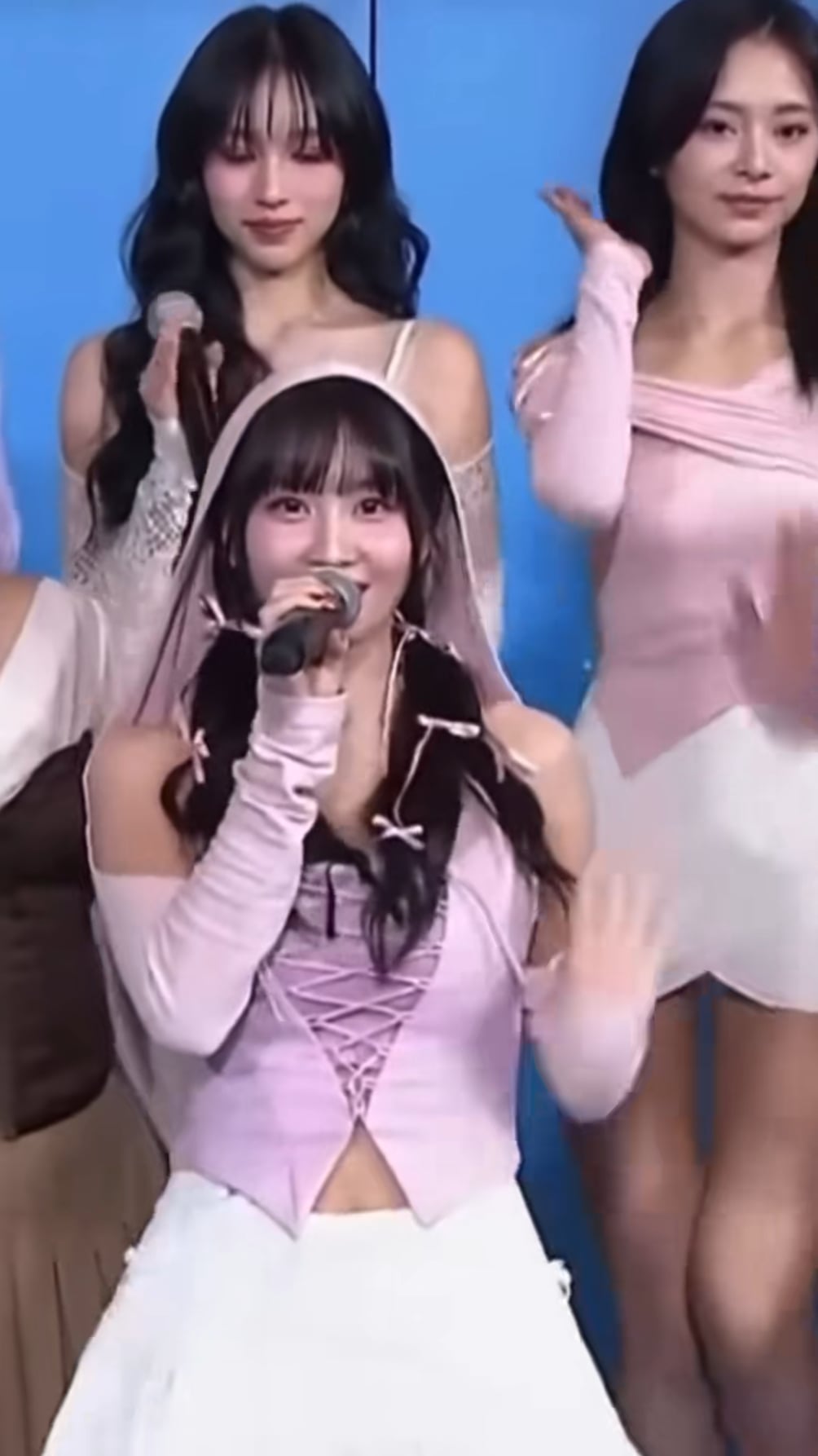 Momo explaining One Spark choreo - PTKOREA