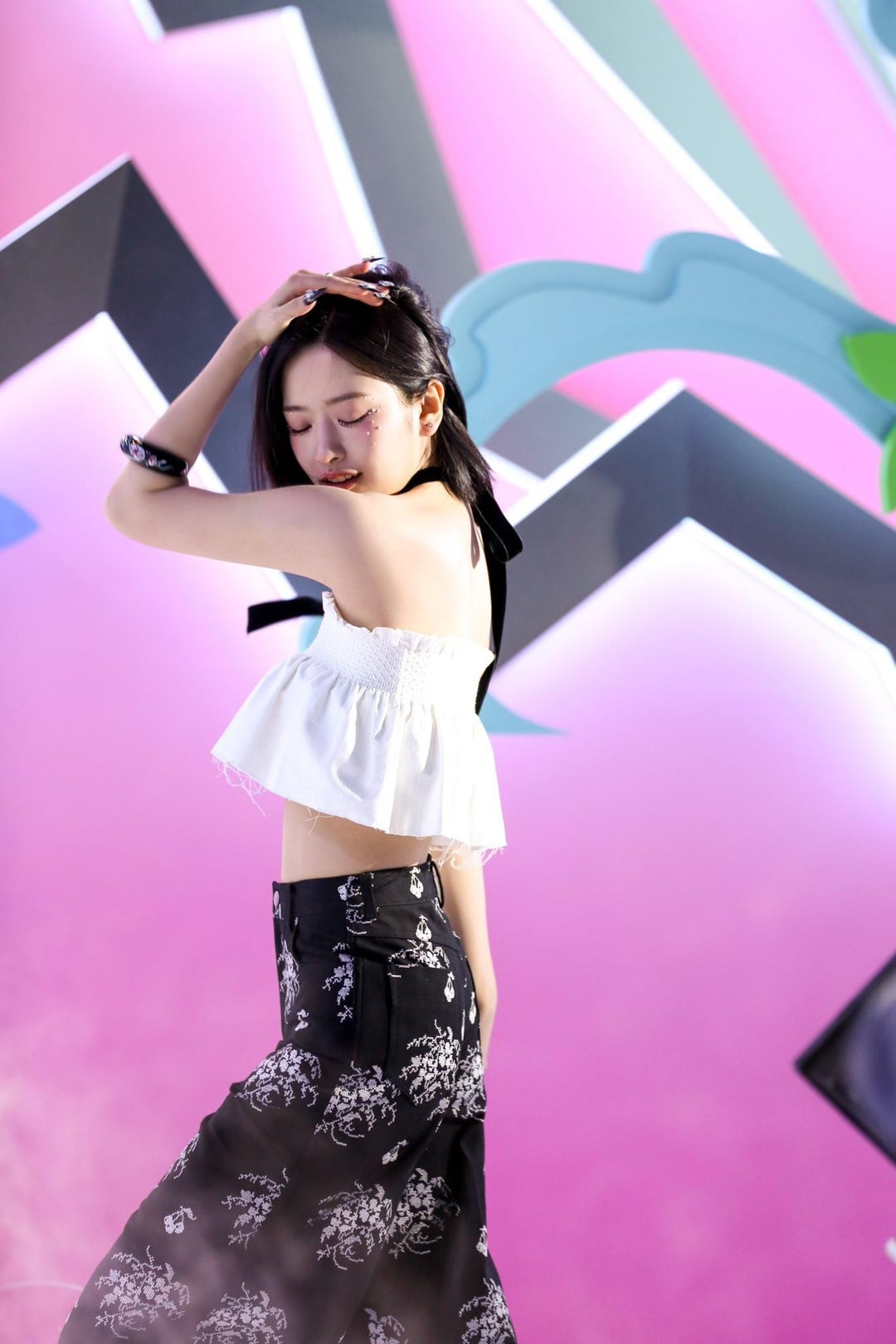 240528 IVE Official Twitter Update - HEYA (MV Behind Photos - Yujin ...