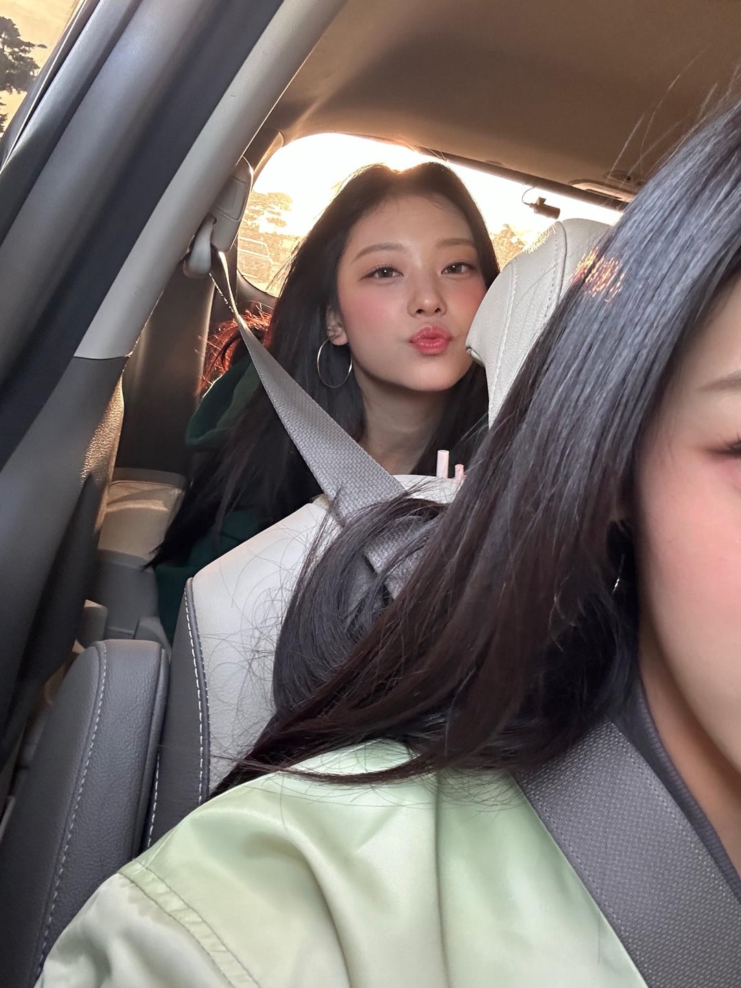 240515 Minji Phoning Chat Photo Update with Haerin - PTKOREA