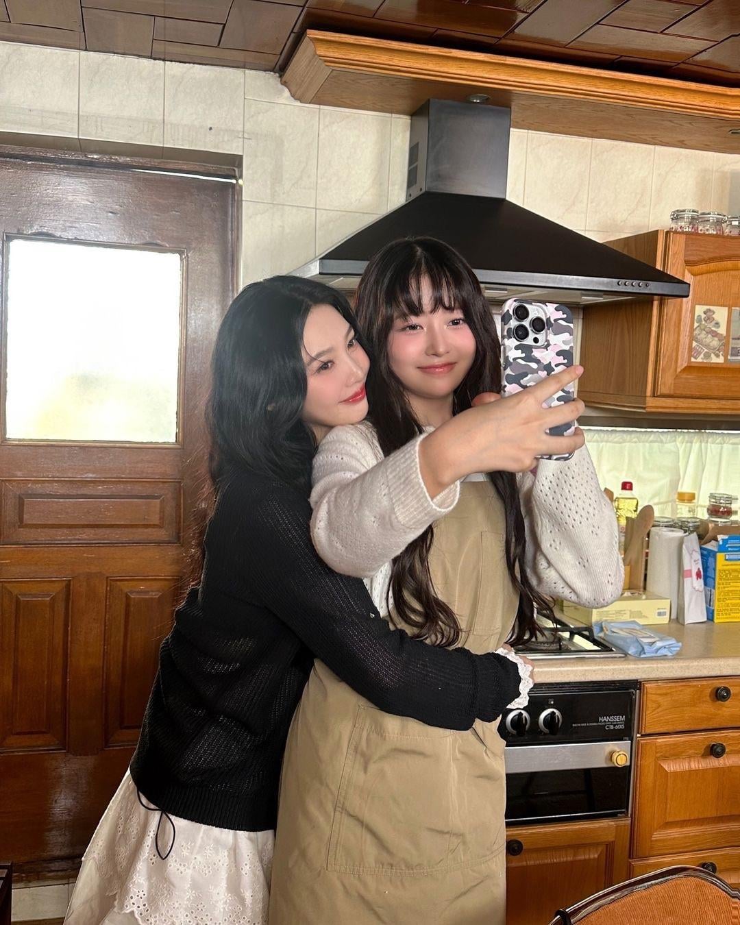 240529 Red Velvet Joy Instagram Update with Rei - PTKOREA