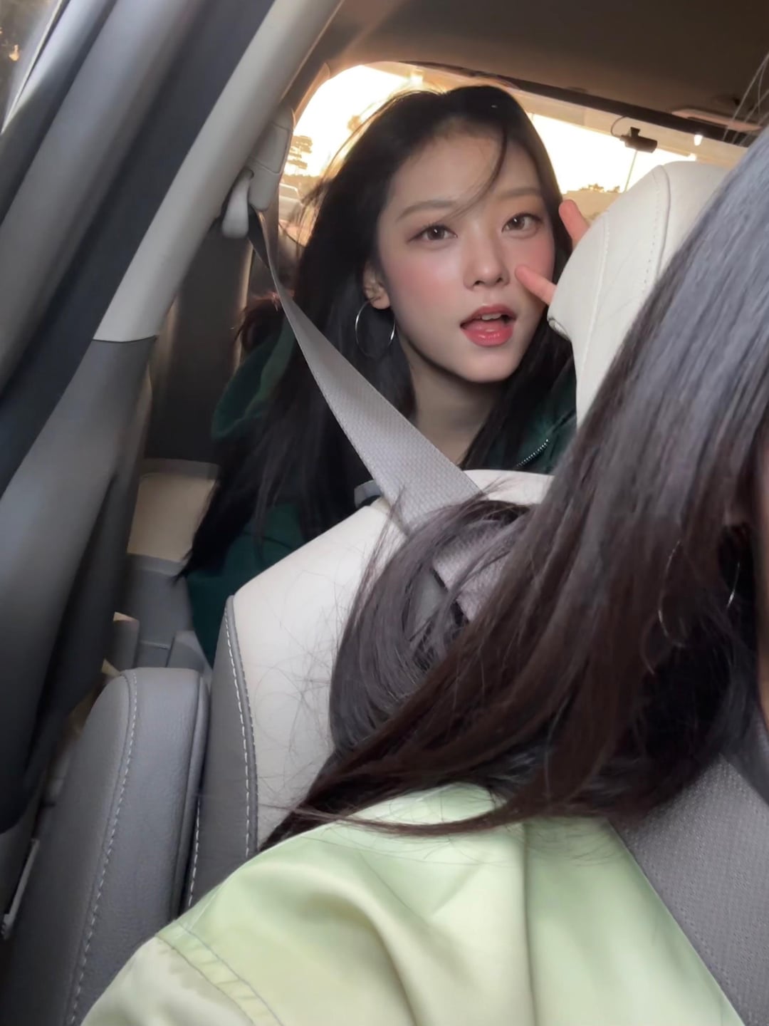 240515 Minji Phoning Chat Photo Update with Haerin - PTKOREA