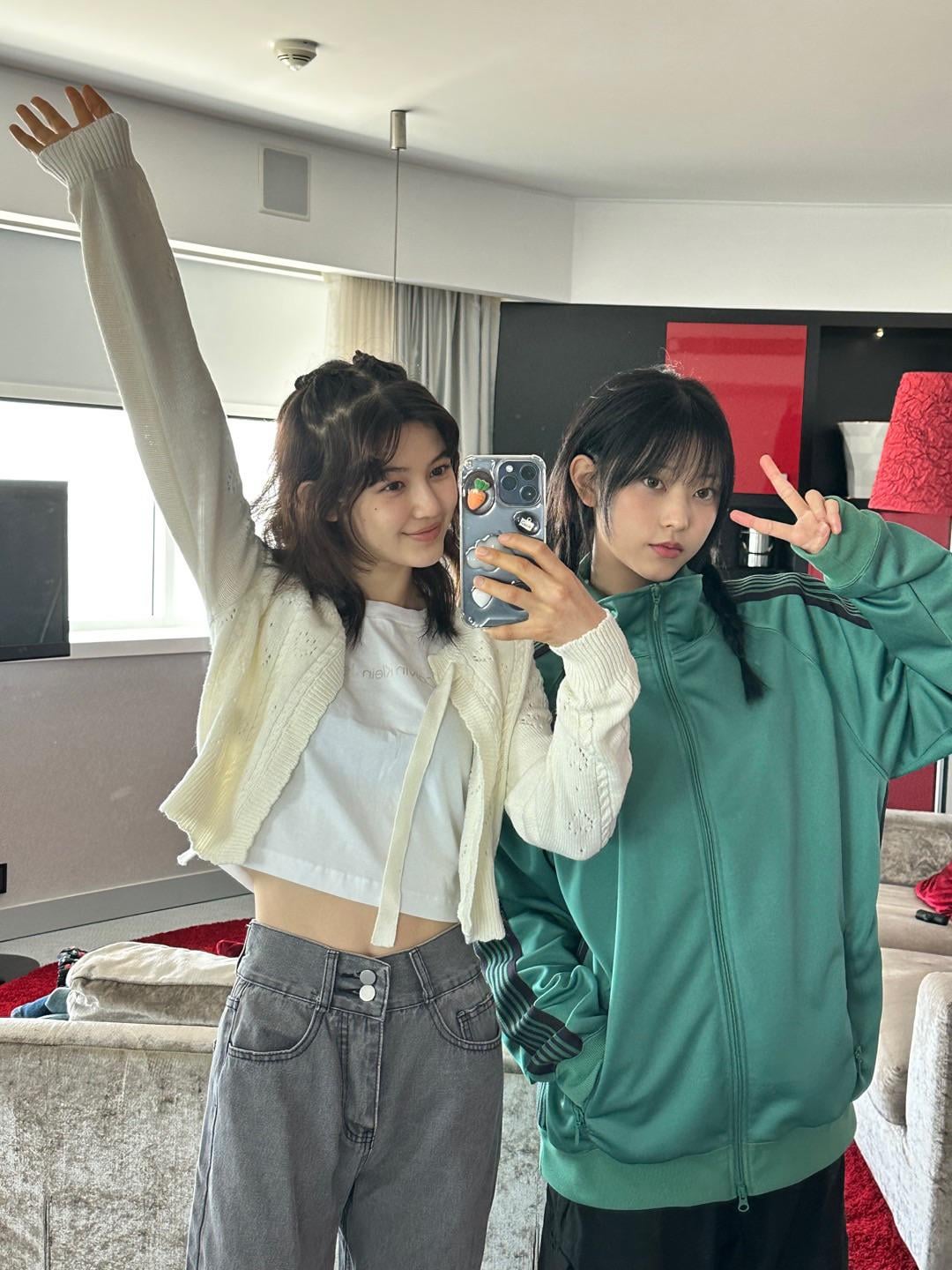 240515 Danielle and Haerin Phoning Photo Update - PTKOREA