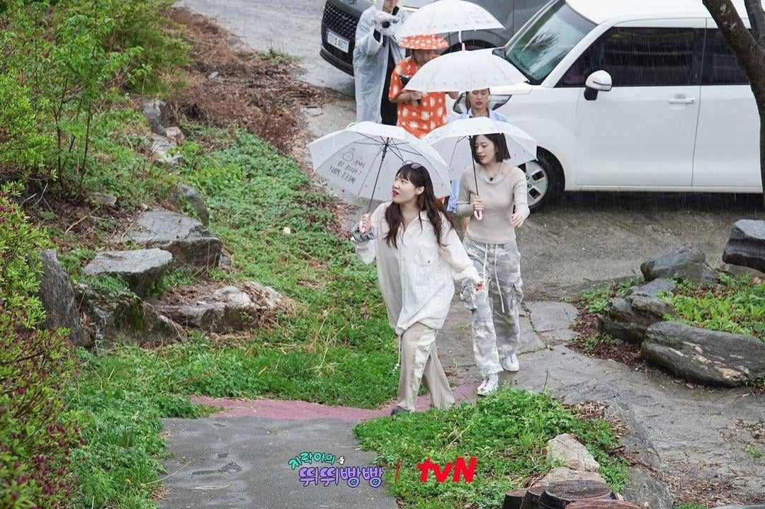 240608 Earth Arcade Instagram Update with Yujin (feat. Lee Eunji, OH MY GIRL Mimi & Lee Youngji ...