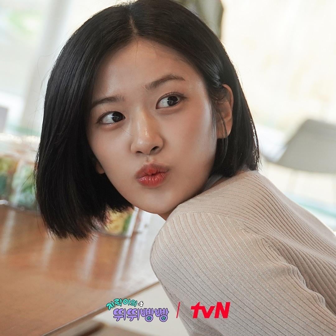 240608 Earth Arcade Instagram Update with Yujin (feat. Lee Eunji, OH MY GIRL Mimi & Lee Youngji ...