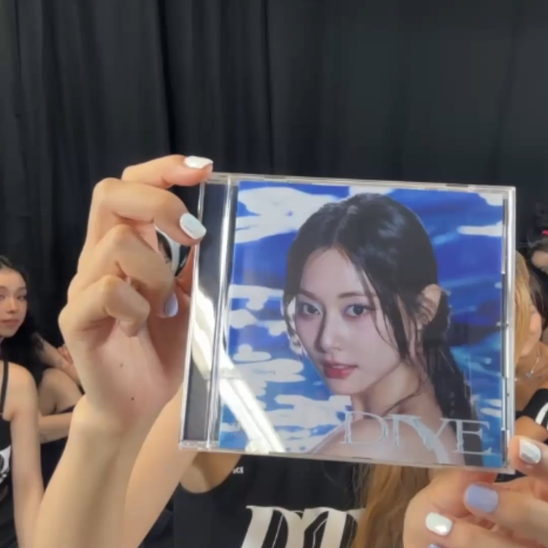 240721 - Tzuyu breaking her DIVE Solo version CD case - PTKOREA