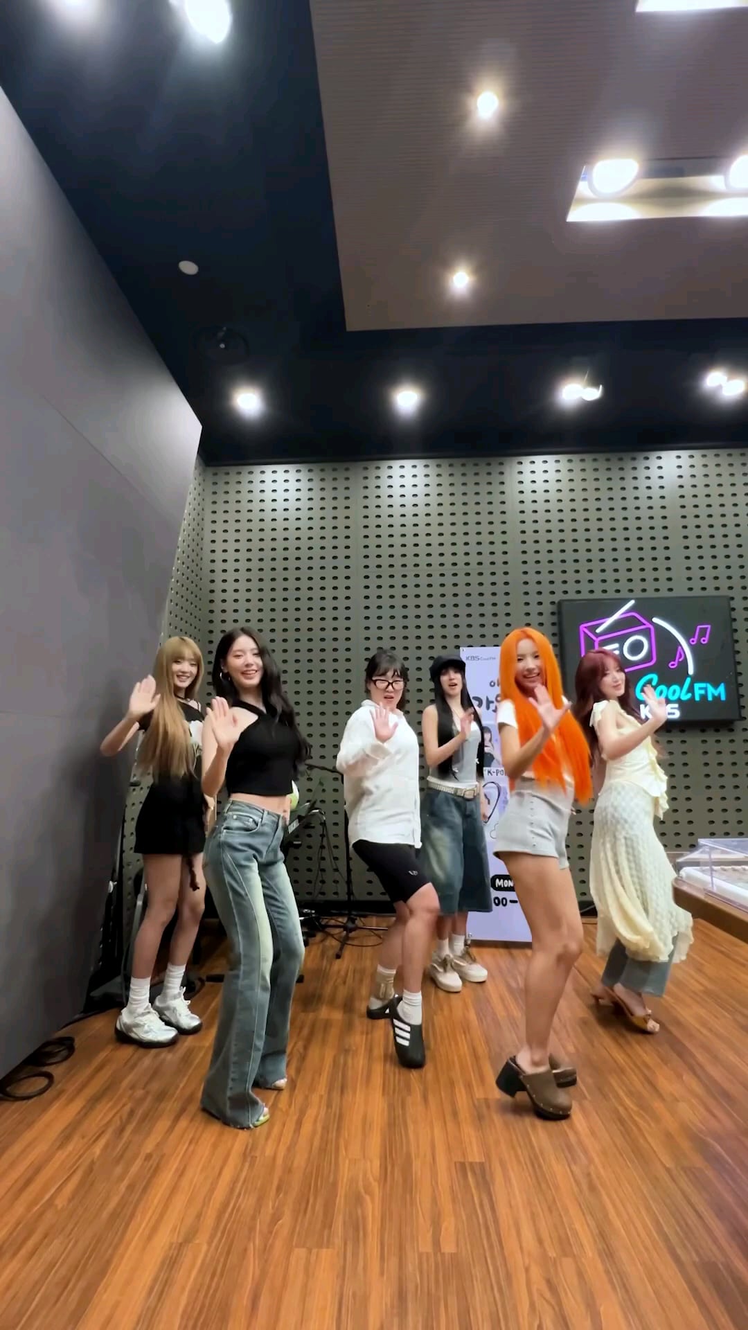 240710 Official Tiktok Update - Bear paw 🐾 dog paw 🐾 (with Lee Eunji) - PTKOREA