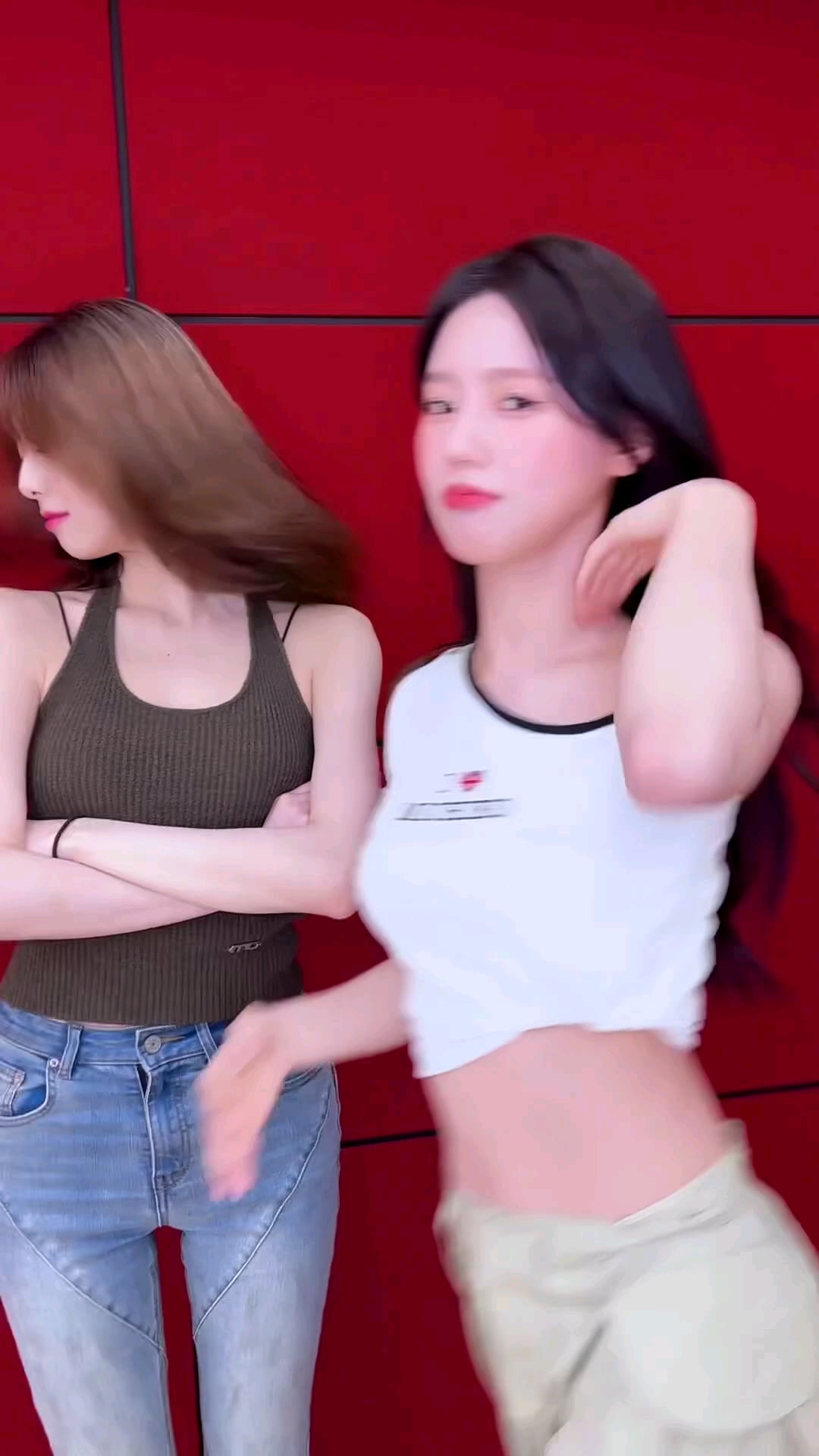 240717 Official Tiktok Update - Hon hon honk, there are two pretty sisters 〰️🫶 (with ITZY Yuna ...