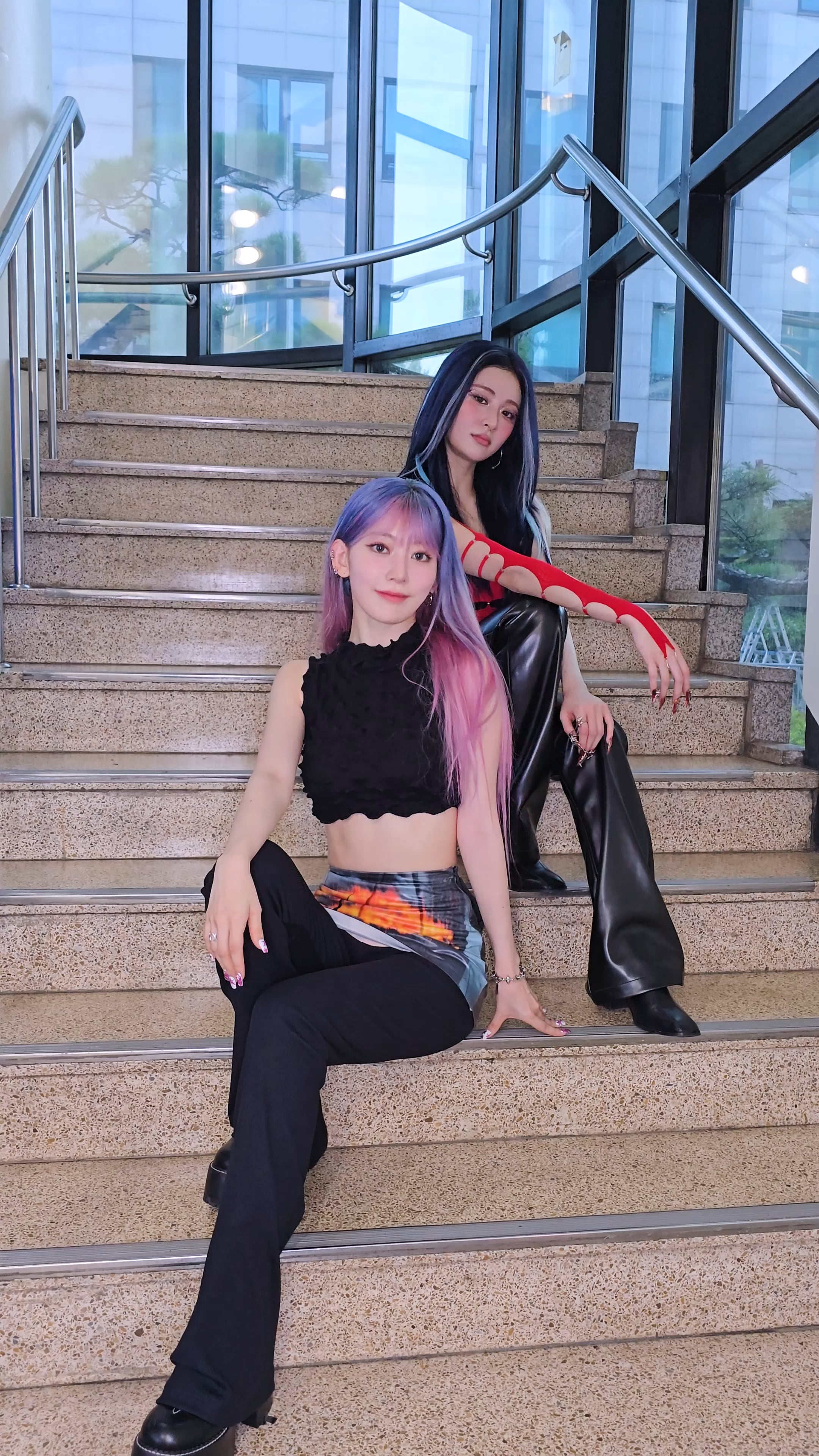 240830 LE SSERAFIM TikTok Update with Miyawaki Sakura & Huh Yunjin - ʚ HotCoolz are girly girly ...