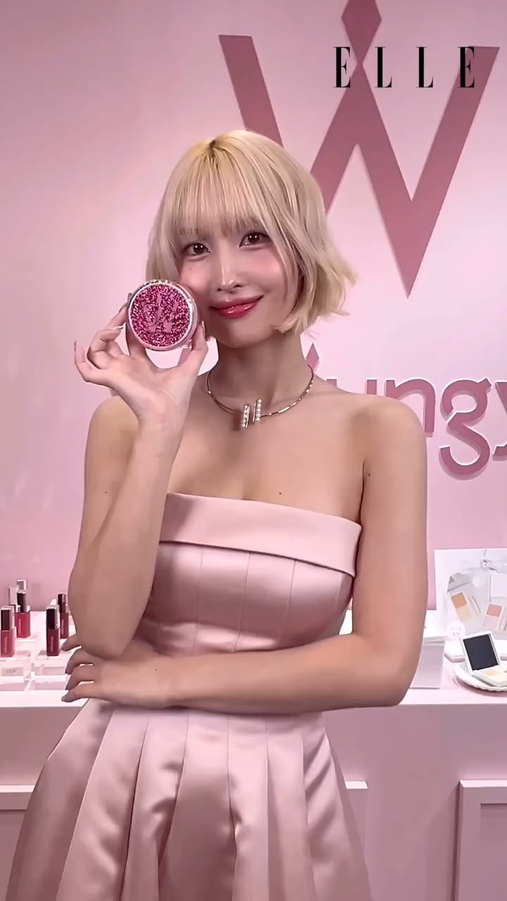 241013 Elle Japan Instagram Update - Momo for Wonjungyo video at the ALLURE K-BEAUTY FAIR in ...