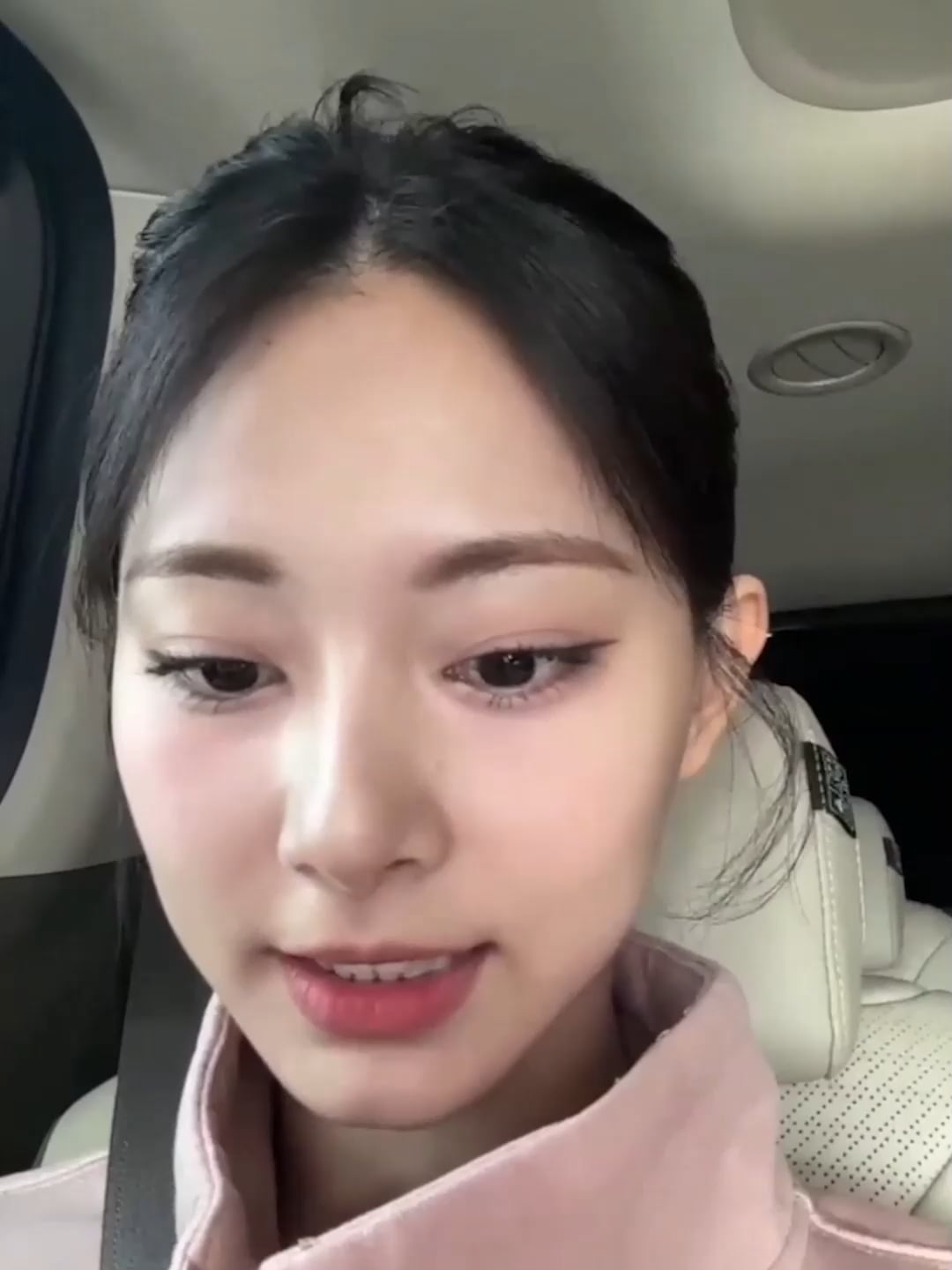 Tzuyu's little heart and smile - PTKOREA